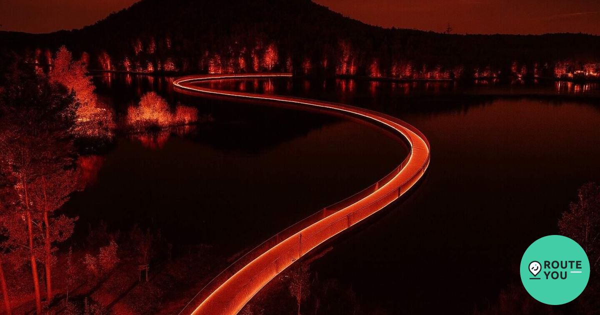 Pontonbrug over het meer van Terhills verlicht | RouteYou