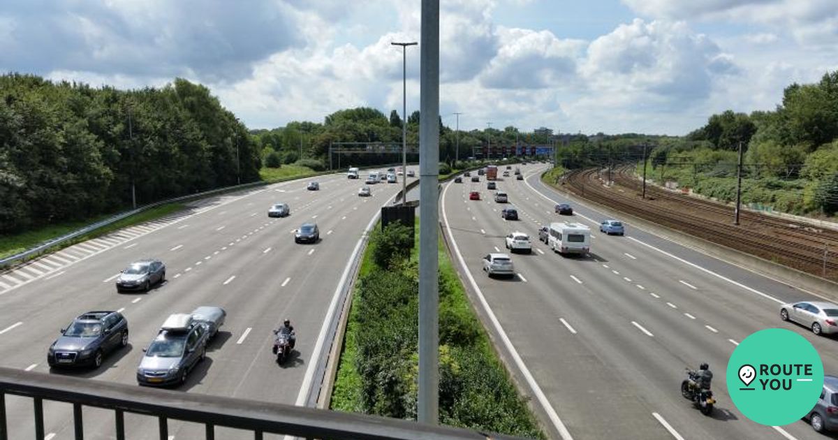 Vanop de Posthofbrug een zicht op de E19 Ring rond Antwerpen en ...
