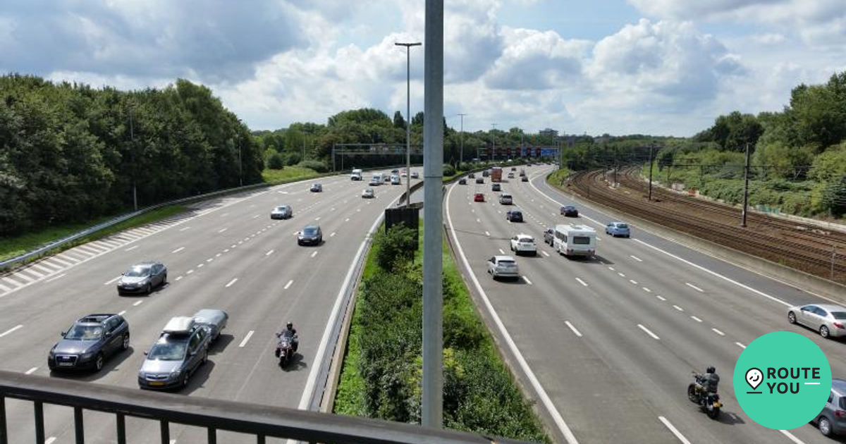 Vanop de Posthofbrug een zicht op de E19 Ring rond Antwerpen en ...