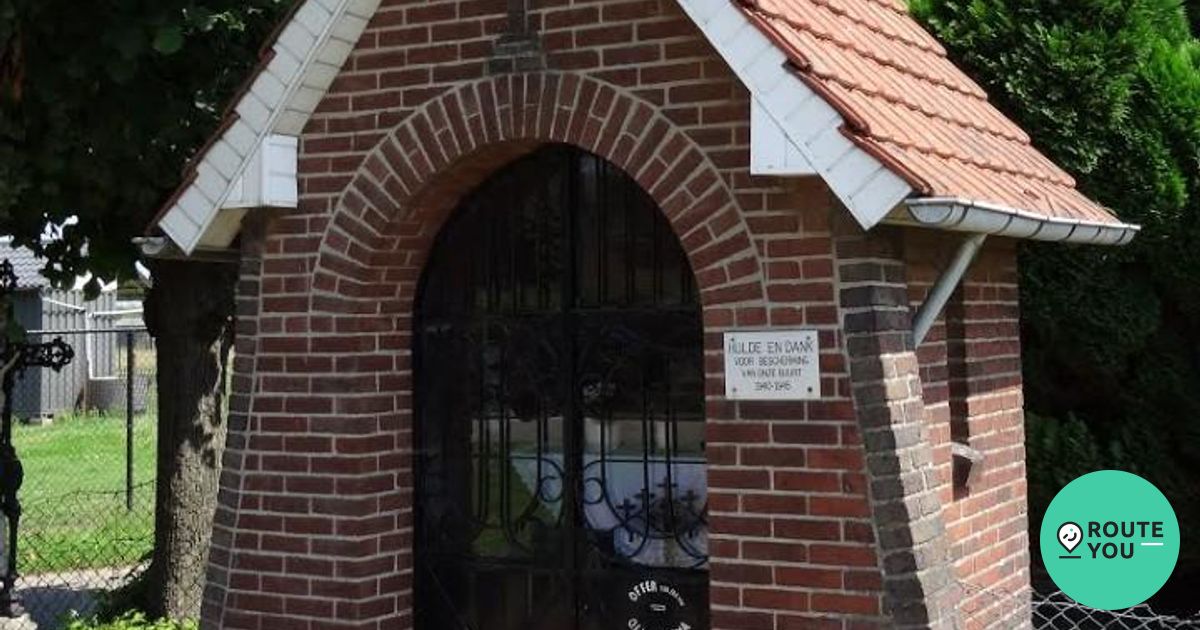 Moderne kapel met gietijzeren kruis - POI | RouteYou