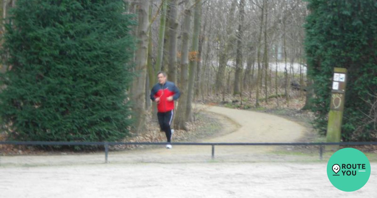 Parking aan het Tangebeekbos, met zicht op de wandel- en looppiste ...